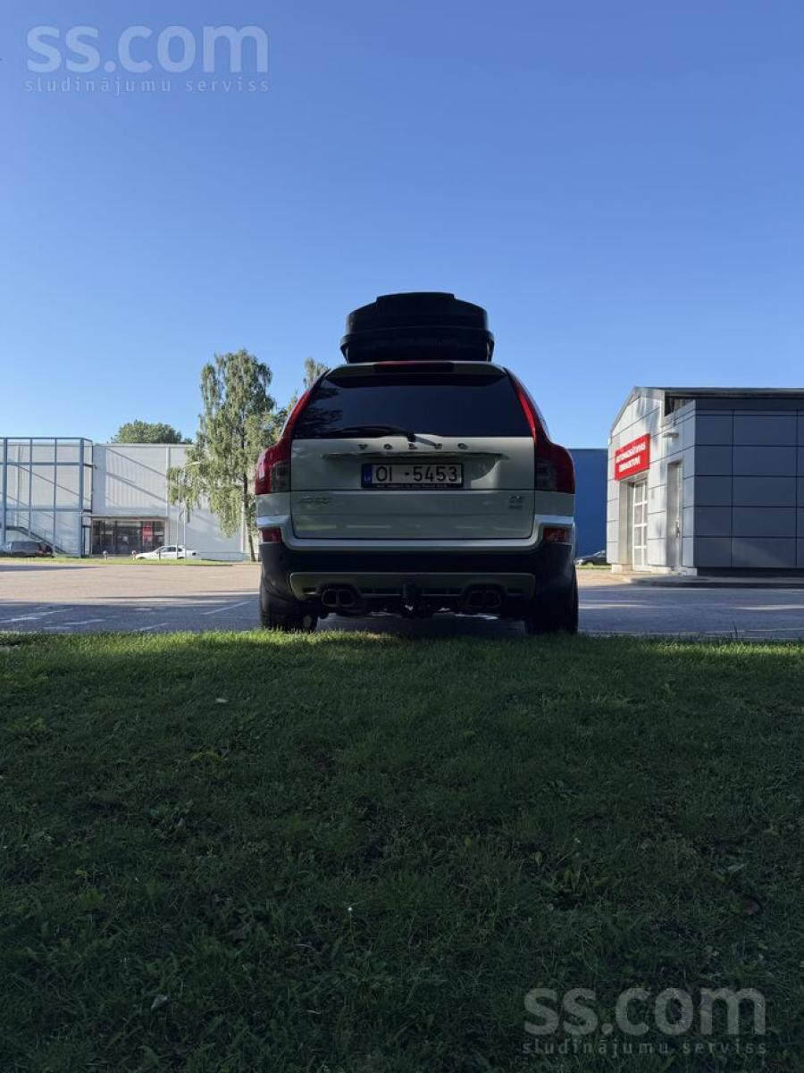 White Volvo XC90 2011 in Liepaja, with an engine capacity of 2.40 L and mileage of 303 thousand km for 14900 €, photo 9 on AUTOMOTO.COM.LV