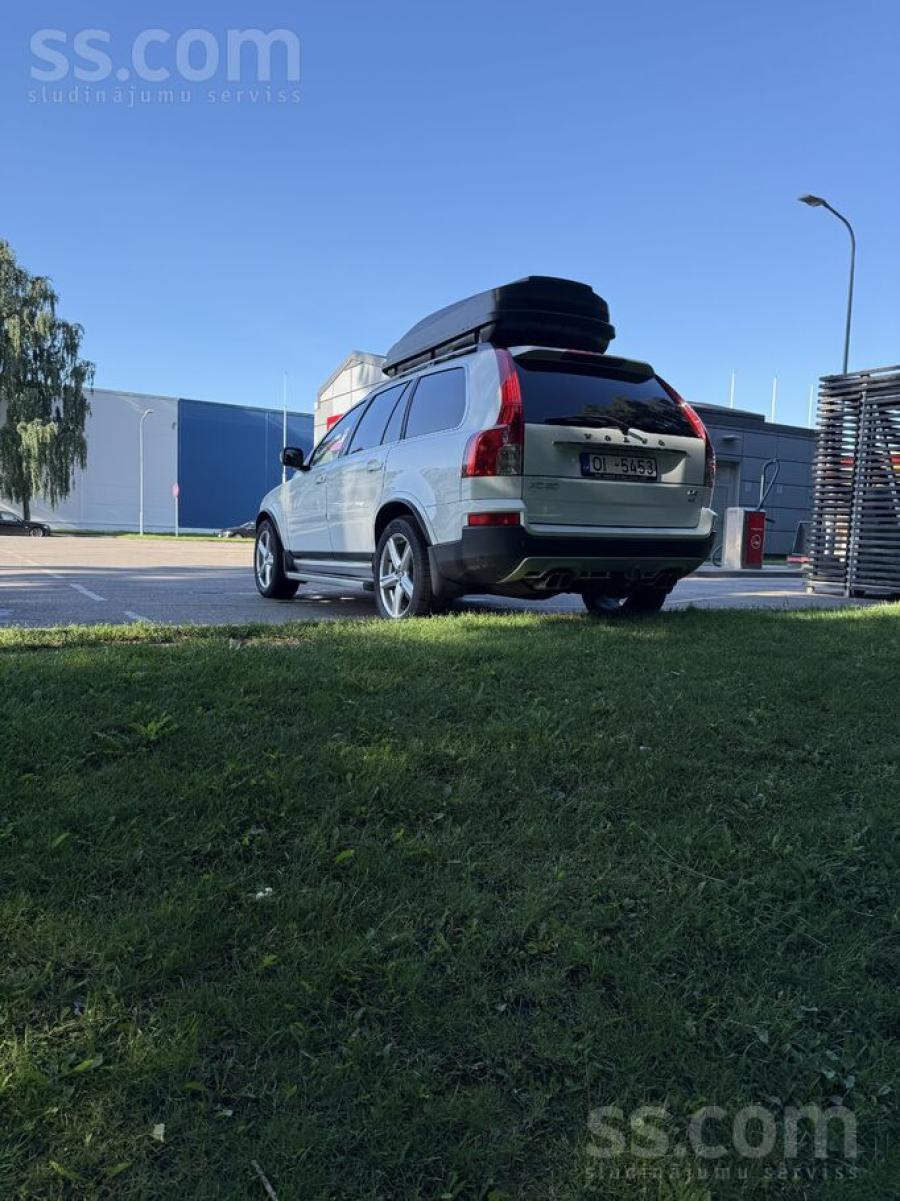 White Volvo XC90 2011 in Liepaja, with an engine capacity of 2.40 L and mileage of 303 thousand km for 14900 €, photo 12 on AUTOMOTO.COM.LV