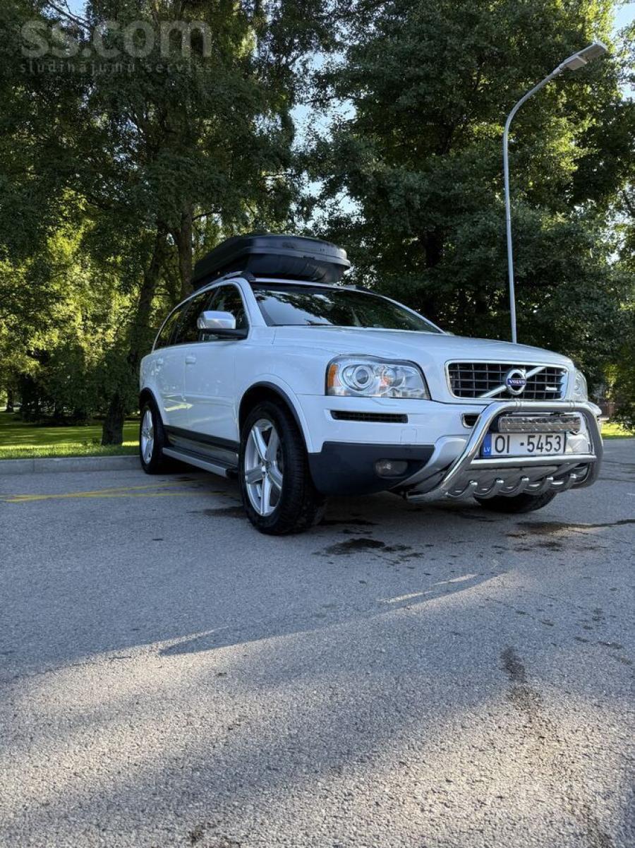 White Volvo XC90 2011 in Liepaja, with an engine capacity of 2.40 L and mileage of 303 thousand km for 14900 €, photo 14 on AUTOMOTO.COM.LV