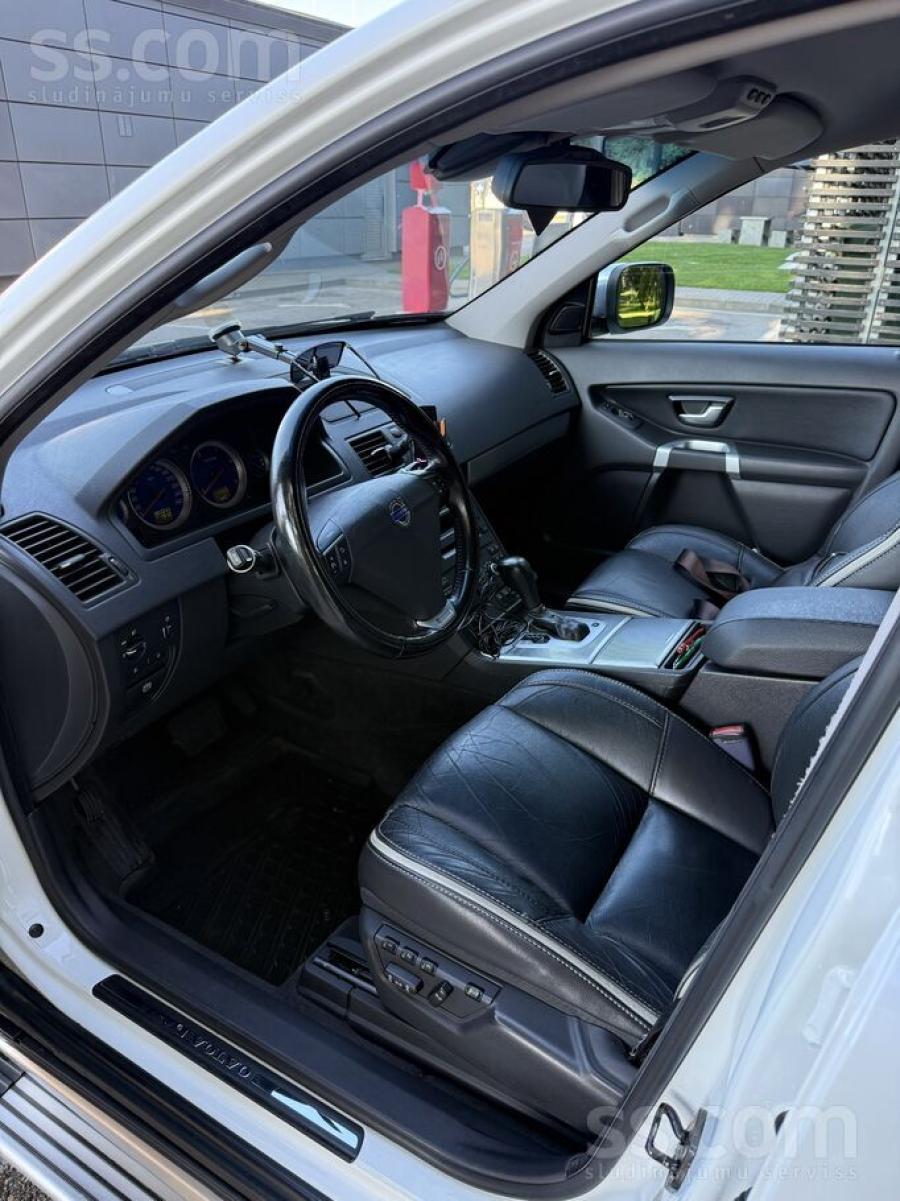 White Volvo XC90 2011 in Liepaja, with an engine capacity of 2.40 L and mileage of 303 thousand km for 14900 €, photo 18 on AUTOMOTO.COM.LV