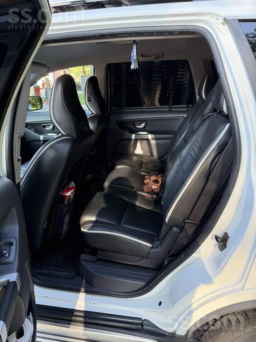 White Volvo XC90 2011 in Liepaja, with an engine capacity of 2.40 L and mileage of 303 thousand km for 14900 €, photo 19 on AUTOMOTO.COM.LV
