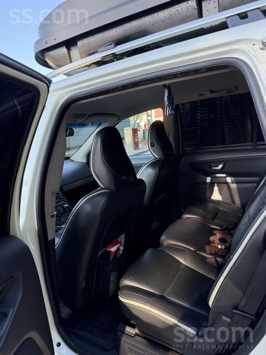 White Volvo XC90 2011 in Liepaja, with an engine capacity of 2.40 L and mileage of 303 thousand km for 14900 €, photo 22 on AUTOMOTO.COM.LV