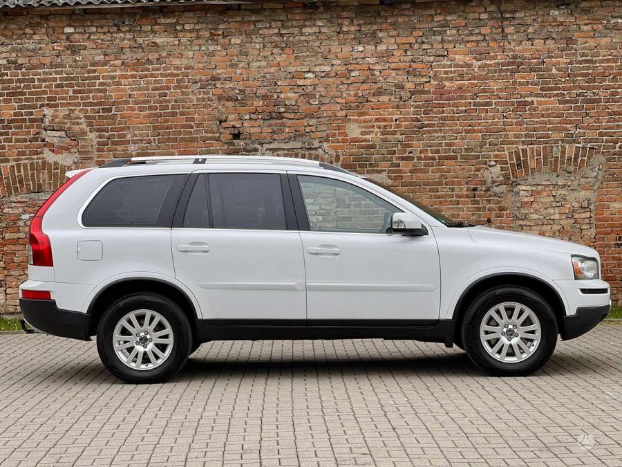 White Volvo XC90 2011 in Kedainiai, with an engine capacity of 2.40 L and mileage of 260 thousand km for 9950 €, photo 7 on AUTOMOTO.COM.LV