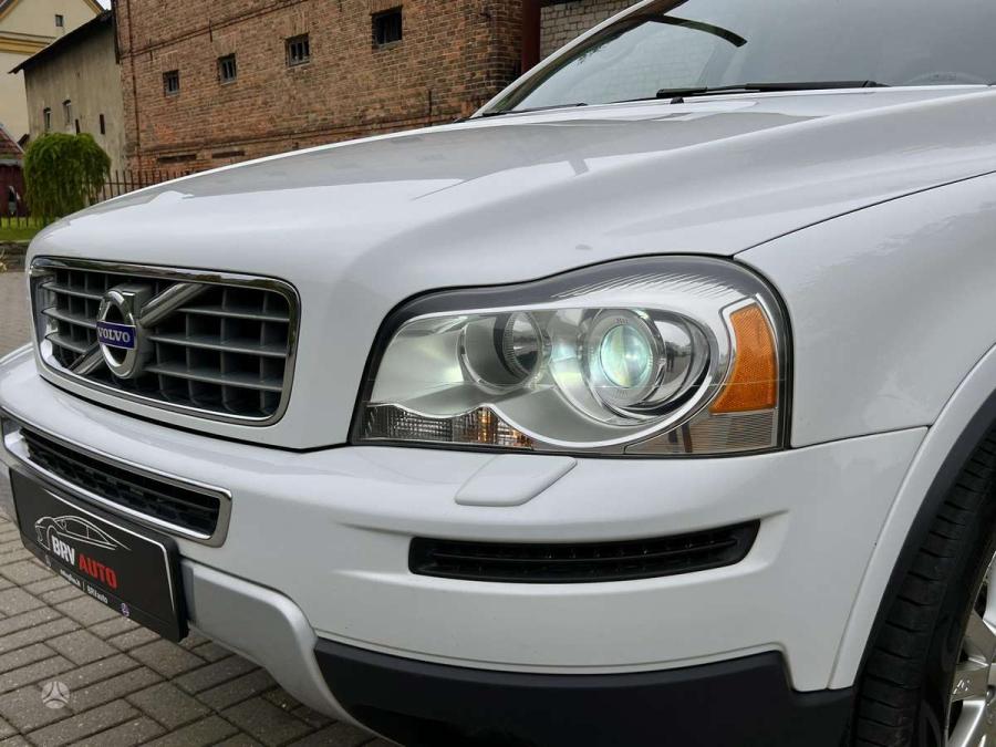 White Volvo XC90 2011 in Kedainiai, with an engine capacity of 2.40 L and mileage of 260 thousand km for 9950 €, photo 13 on AUTOMOTO.COM.LV