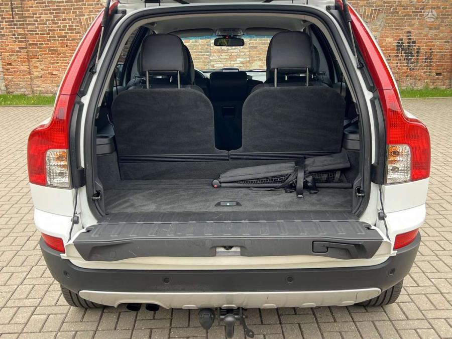 White Volvo XC90 2011 in Kedainiai, with an engine capacity of 2.40 L and mileage of 260 thousand km for 9950 €, photo 17 on AUTOMOTO.COM.LV