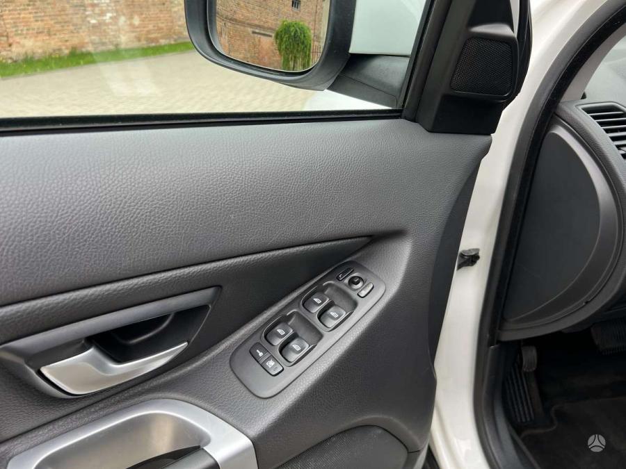 White Volvo XC90 2011 in Kedainiai, with an engine capacity of 2.40 L and mileage of 260 thousand km for 9950 €, photo 26 on AUTOMOTO.COM.LV