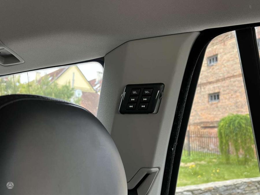 White Volvo XC90 2011 in Kedainiai, with an engine capacity of 2.40 L and mileage of 260 thousand km for 9950 €, photo 29 on AUTOMOTO.COM.LV