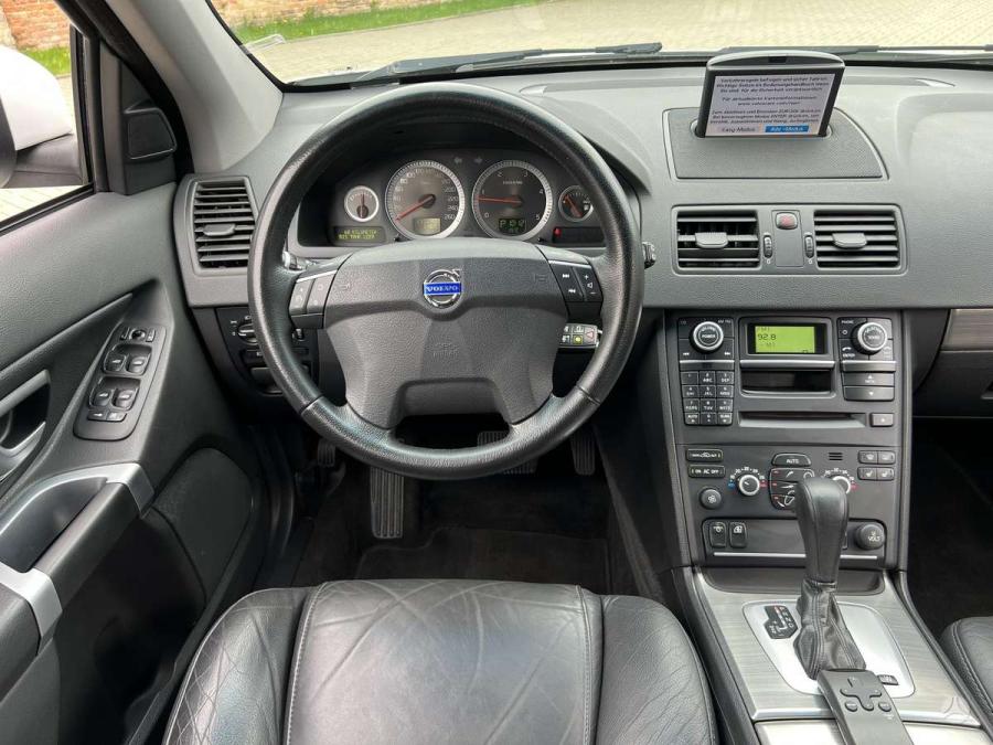 White Volvo XC90 2011 in Kedainiai, with an engine capacity of 2.40 L and mileage of 260 thousand km for 9950 €, photo 33 on AUTOMOTO.COM.LV