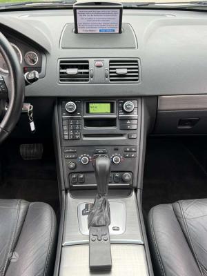White Volvo XC90 2011 in Kedainiai, with an engine capacity of 2.40 L and mileage of 260 thousand km for 9950 €, photo 34 on AUTOMOTO.COM.LV