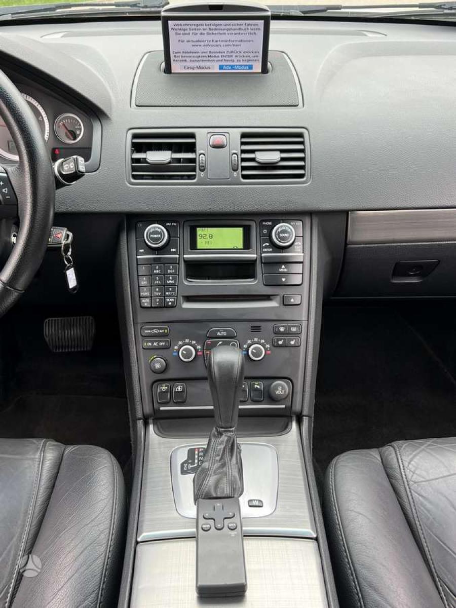 White Volvo XC90 2011 in Kedainiai, with an engine capacity of 2.40 L and mileage of 260 thousand km for 9950 €, photo 34 on AUTOMOTO.COM.LV