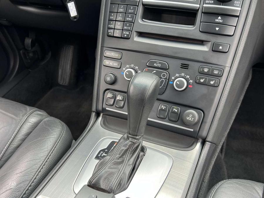 White Volvo XC90 2011 in Kedainiai, with an engine capacity of 2.40 L and mileage of 260 thousand km for 9950 €, photo 35 on AUTOMOTO.COM.LV
