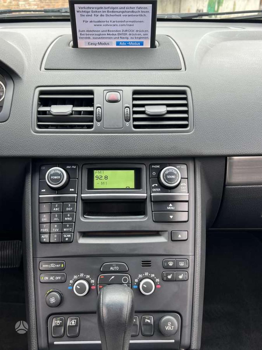 White Volvo XC90 2011 in Kedainiai, with an engine capacity of 2.40 L and mileage of 260 thousand km for 9950 €, photo 36 on AUTOMOTO.COM.LV