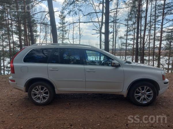 White Volvo XC90 2012 in Daugavpils, with an engine capacity of 2.40 L and mileage of 278 thousand km for 9850 €, photo 5 on AUTOMOTO.COM.LV