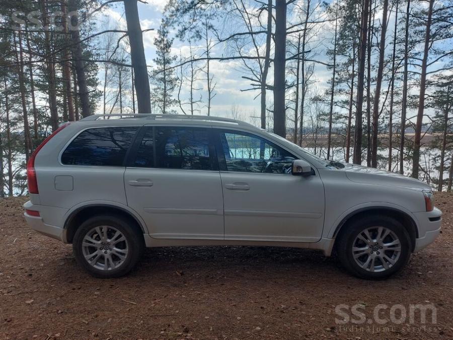 White Volvo XC90 2012 in Daugavpils, with an engine capacity of 2.40 L and mileage of 278 thousand km for 9850 €, photo 5 on AUTOMOTO.COM.LV