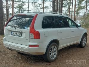 White Volvo XC90 2012 in Daugavpils, with an engine capacity of 2.40 L and mileage of 278 thousand km for 9850 €, photo 6 on AUTOMOTO.COM.LV