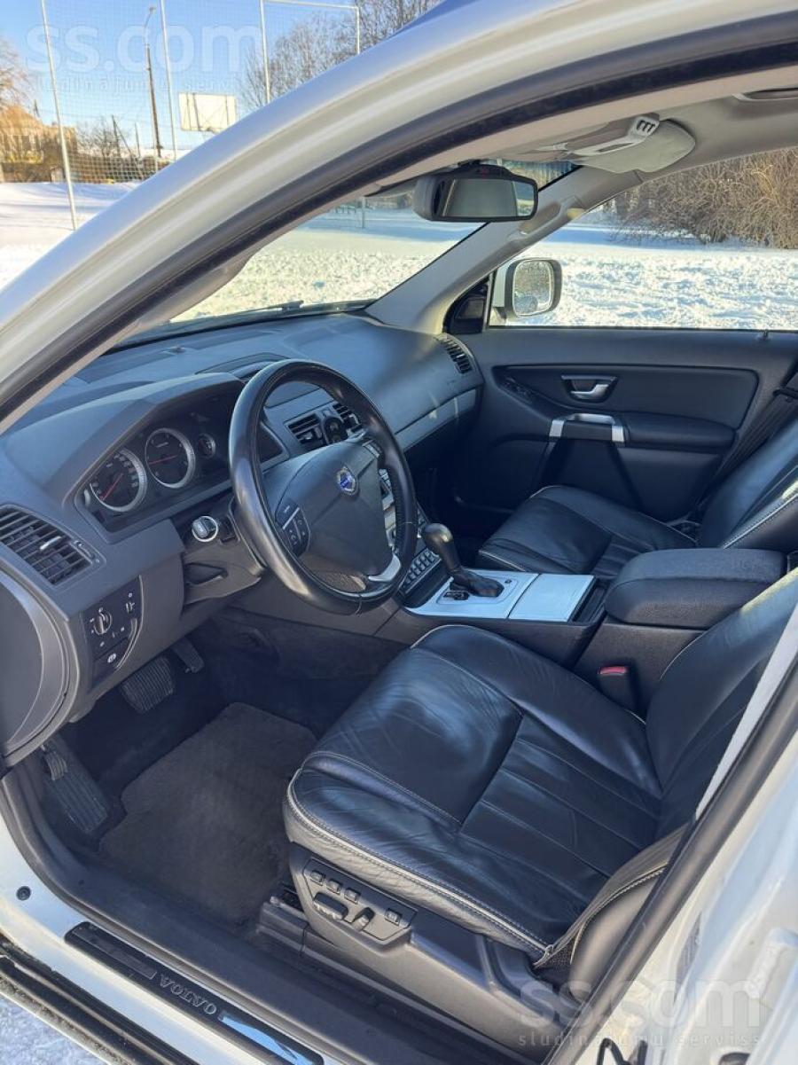 White Volvo XC90 2012 in Riga, with an engine capacity of 2.40 L and mileage of 252 thousand km for 12800 €, photo 9 on AUTOMOTO.COM.LV