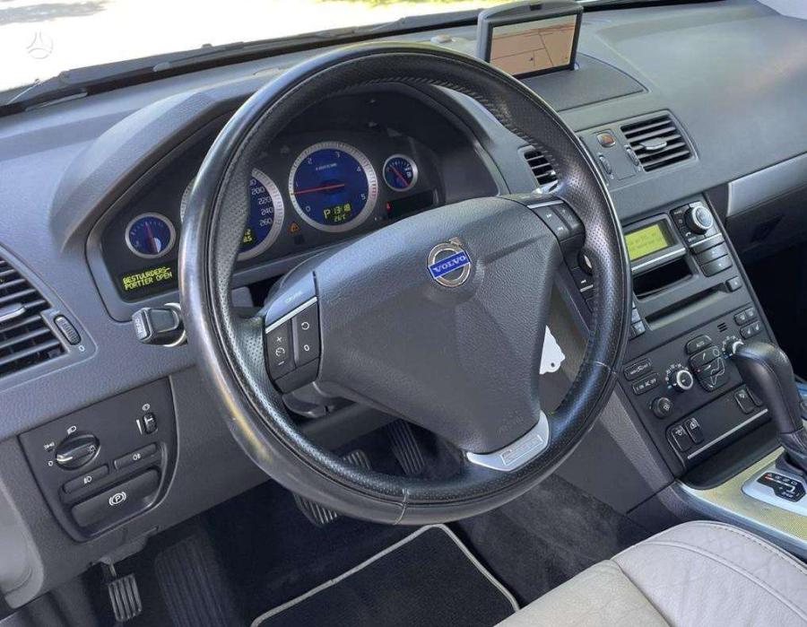 White Volvo XC90 2012 in Marijampole, with an engine capacity of 2.40 L and mileage of 261 thousand km for 11990 €, photo 8 on AUTOMOTO.COM.LV