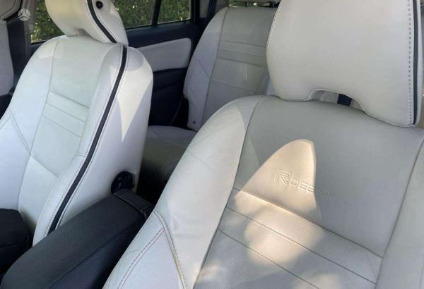 White Volvo XC90 2012 in Marijampole, with an engine capacity of 2.40 L and mileage of 261 thousand km for 11990 €, photo 8 on AUTOMOTO.COM.LV