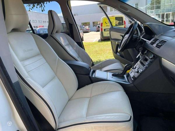 White Volvo XC90 2012 in Marijampole, with an engine capacity of 2.40 L and mileage of 261 thousand km for 11990 €, photo 10 on AUTOMOTO.COM.LV