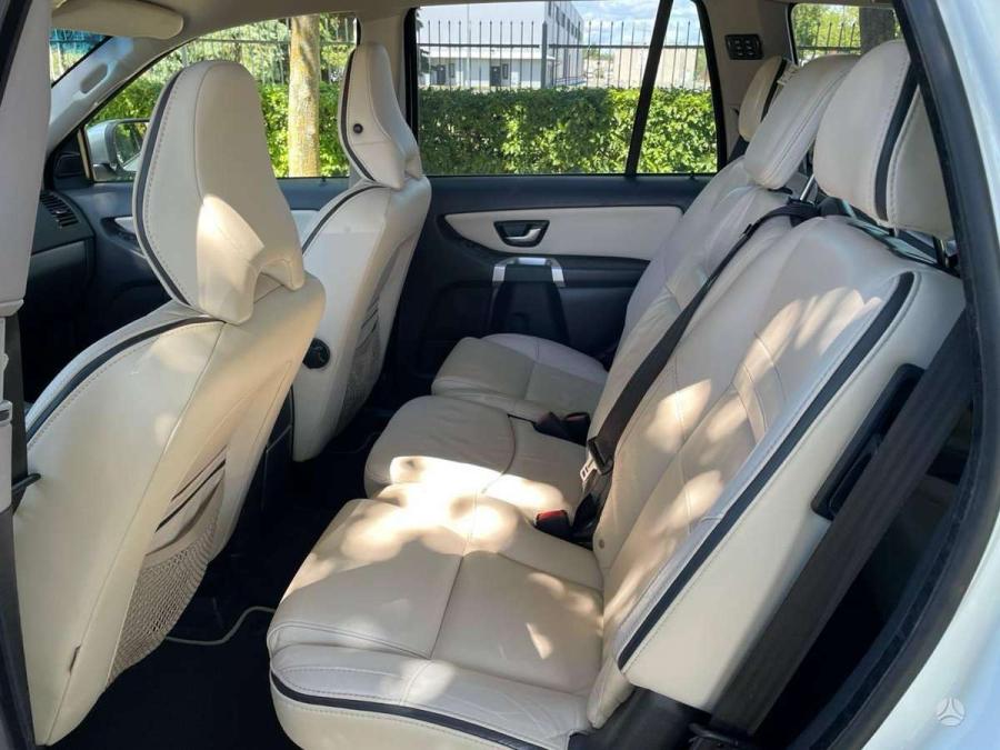 White Volvo XC90 2012 in Marijampole, with an engine capacity of 2.40 L and mileage of 261 thousand km for 11990 €, photo 12 on AUTOMOTO.COM.LV