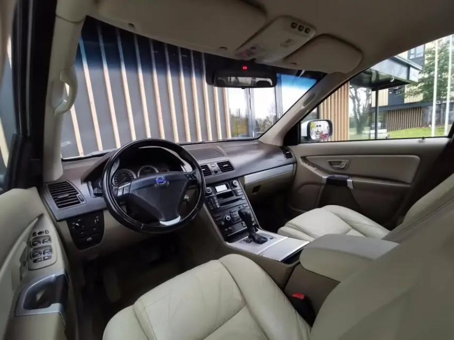 White Volvo XC90 2012 in Riga, with an engine capacity of 2.40 L and mileage of 371 thousand km for 7990 €, photo 4 on AUTOMOTO.COM.LV