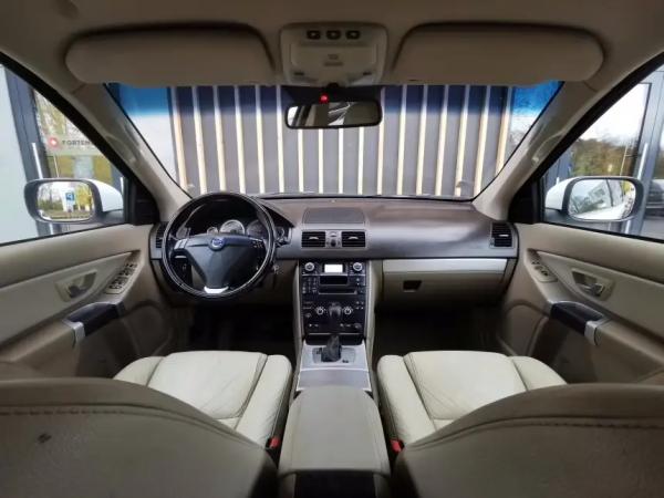 White Volvo XC90 2012 in Riga, with an engine capacity of 2.40 L and mileage of 371 thousand km for 7990 €, photo 4 on AUTOMOTO.COM.LV