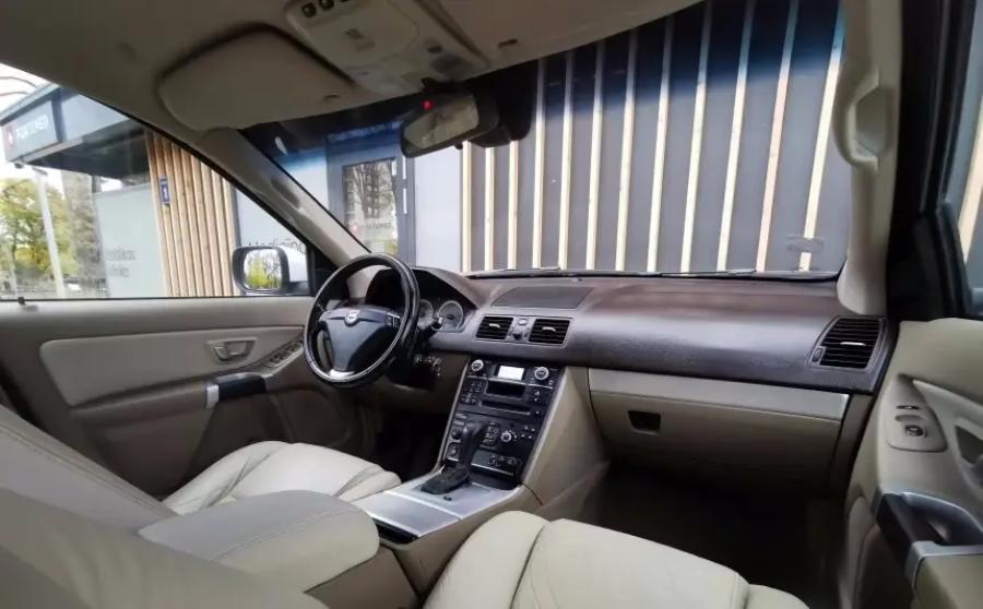 White Volvo XC90 2012 in Riga, with an engine capacity of 2.40 L and mileage of 371 thousand km for 7990 €, photo 6 on AUTOMOTO.COM.LV