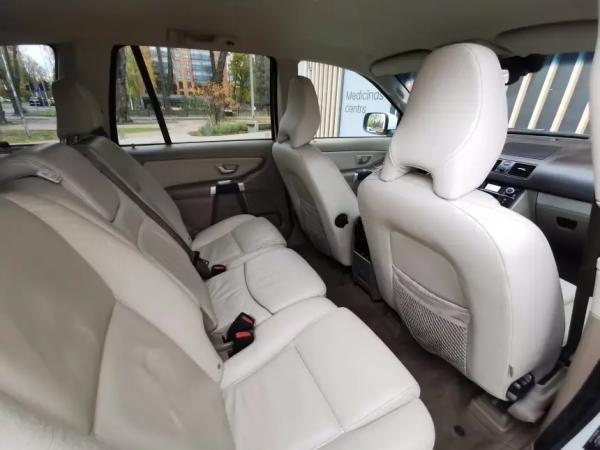 White Volvo XC90 2012 in Riga, with an engine capacity of 2.40 L and mileage of 371 thousand km for 7990 €, photo 6 on AUTOMOTO.COM.LV