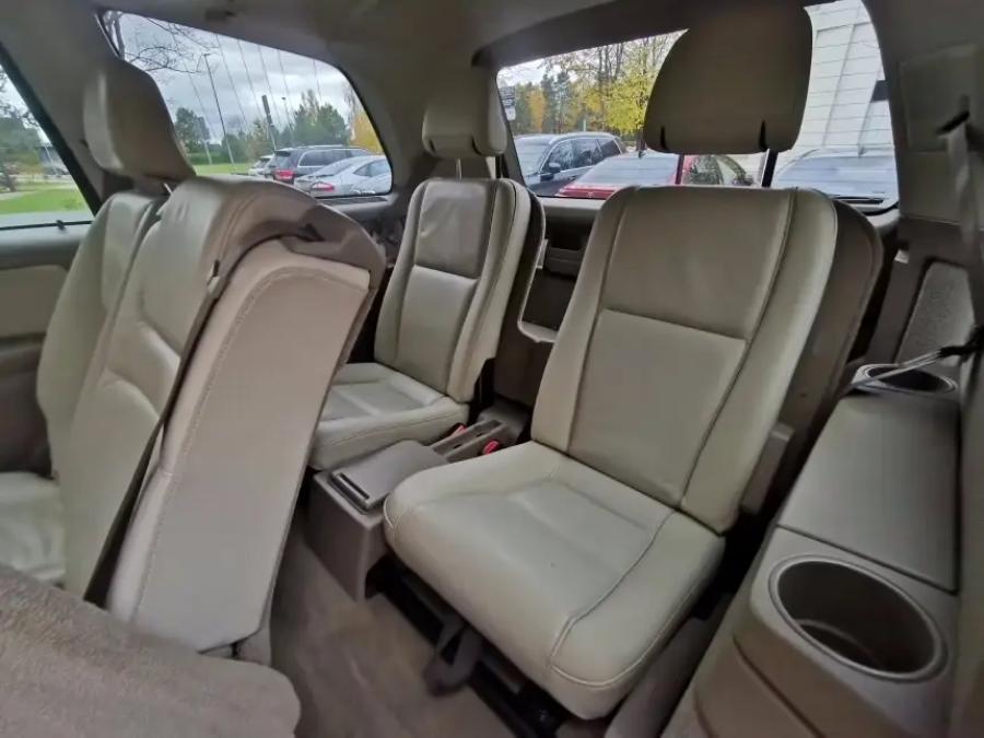 White Volvo XC90 2012 in Riga, with an engine capacity of 2.40 L and mileage of 371 thousand km for 7990 €, photo 9 on AUTOMOTO.COM.LV