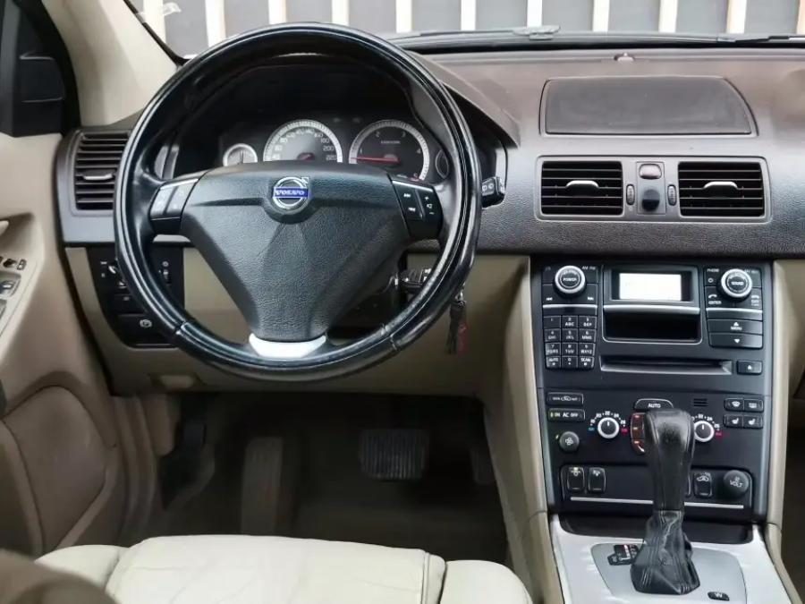 White Volvo XC90 2012 in Riga, with an engine capacity of 2.40 L and mileage of 371 thousand km for 7990 €, photo 10 on AUTOMOTO.COM.LV