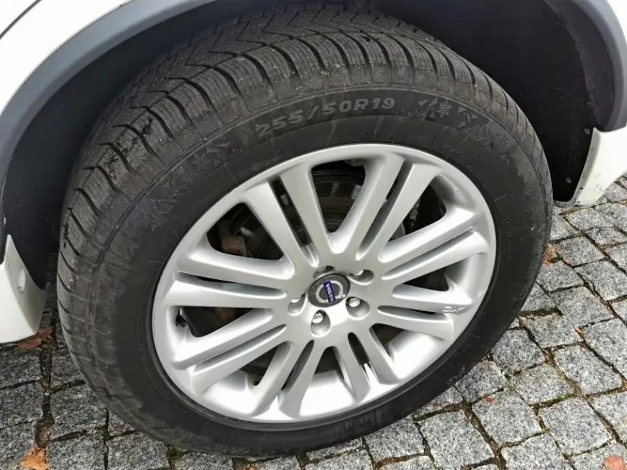 White Volvo XC90 2012 in Riga, with an engine capacity of 2.40 L and mileage of 371 thousand km for 7990 €, photo 19 on AUTOMOTO.COM.LV