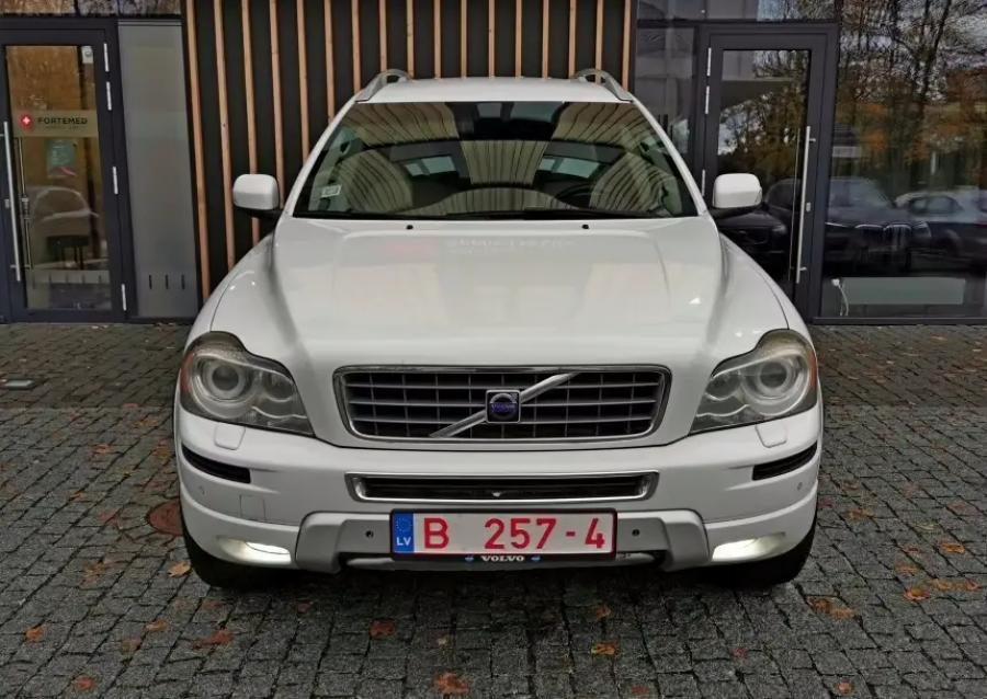 White Volvo XC90 2012 in Riga, with an engine capacity of 2.40 L and mileage of 371 thousand km for 7990 €, photo 20 on AUTOMOTO.COM.LV