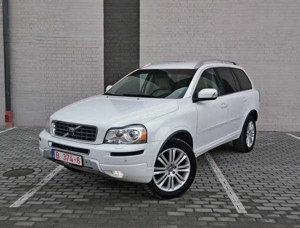 White Volvo XC90 2012 in Riga, with an engine capacity of 2.40 L and mileage of 372 thousand km for 8490 €, photo 1 on AUTOMOTO.COM.LV