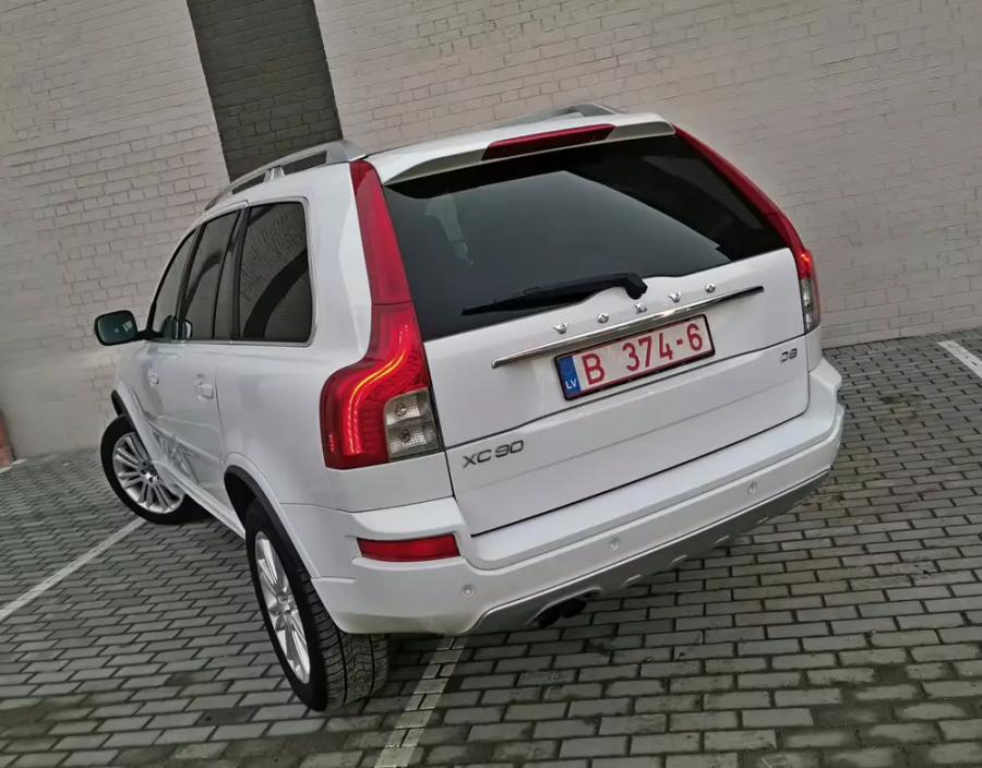 White Volvo XC90 2012 in Riga, with an engine capacity of 2.40 L and mileage of 372 thousand km for 8490 €, photo 3 on AUTOMOTO.COM.LV