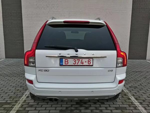 White Volvo XC90 2012 in Riga, with an engine capacity of 2.40 L and mileage of 372 thousand km for 8490 €, photo 4 on AUTOMOTO.COM.LV