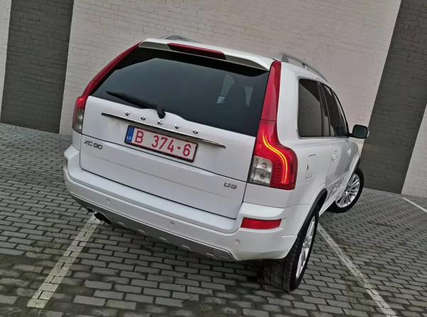 White Volvo XC90 2012 in Riga, with an engine capacity of 2.40 L and mileage of 372 thousand km for 8490 €, photo 5 on AUTOMOTO.COM.LV