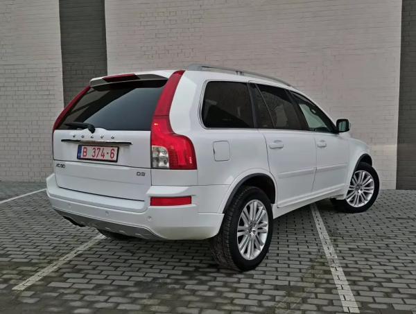 White Volvo XC90 2012 in Riga, with an engine capacity of 2.40 L and mileage of 372 thousand km for 8490 €, photo 6 on AUTOMOTO.COM.LV