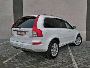 White Volvo XC90 2012 in Riga, with an engine capacity of 2.40 L and mileage of 372 thousand km for 8490 €, photo 7 on AUTOMOTO.COM.LV