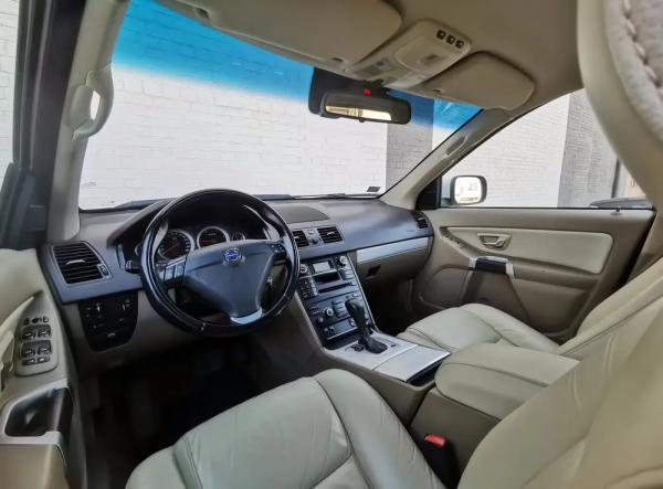 White Volvo XC90 2012 in Riga, with an engine capacity of 2.40 L and mileage of 372 thousand km for 8490 €, photo 7 on AUTOMOTO.COM.LV