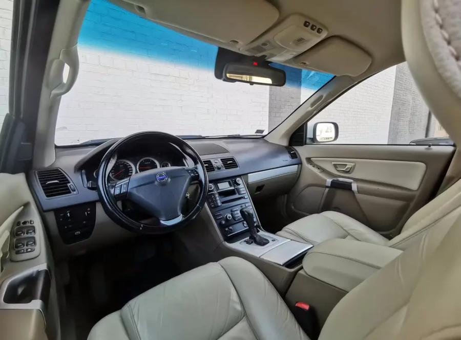 White Volvo XC90 2012 in Riga, with an engine capacity of 2.40 L and mileage of 372 thousand km for 8490 €, photo 8 on AUTOMOTO.COM.LV
