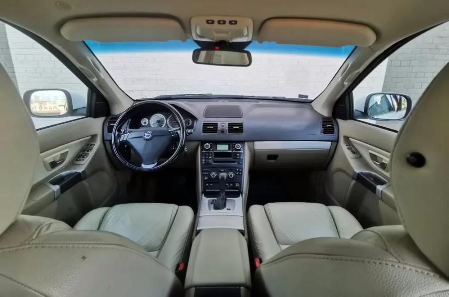 White Volvo XC90 2012 in Riga, with an engine capacity of 2.40 L and mileage of 372 thousand km for 8490 €, photo 9 on AUTOMOTO.COM.LV