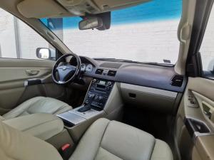 White Volvo XC90 2012 in Riga, with an engine capacity of 2.40 L and mileage of 372 thousand km for 8490 €, photo 10 on AUTOMOTO.COM.LV