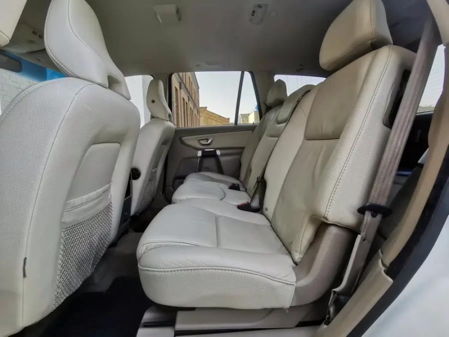 White Volvo XC90 2012 in Riga, with an engine capacity of 2.40 L and mileage of 372 thousand km for 8490 €, photo 11 on AUTOMOTO.COM.LV