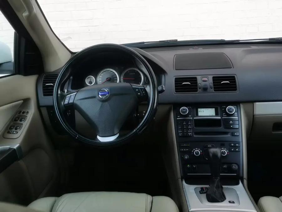 White Volvo XC90 2012 in Riga, with an engine capacity of 2.40 L and mileage of 372 thousand km for 8490 €, photo 15 on AUTOMOTO.COM.LV