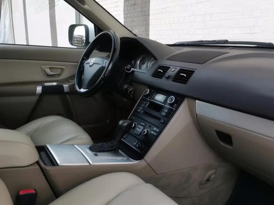 White Volvo XC90 2012 in Riga, with an engine capacity of 2.40 L and mileage of 372 thousand km for 8490 €, photo 16 on AUTOMOTO.COM.LV