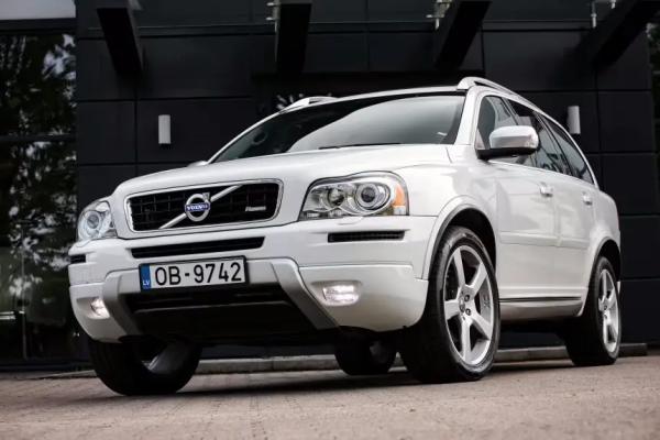 Balts Volvo XC90 2012 Jelgava, ar dzinēja tilpumu 2.40 L un nobraukumu 330 tūkst. km par 11400 €, foto 1 vietnē AUTOMOTO.COM.LV