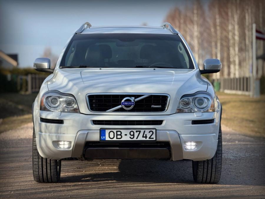 White Volvo XC90 2012 in Riga, with an engine capacity of 2.40 L and mileage of 340 thousand km for 12600 €, photo 1 on AUTOMOTO.COM.LV
