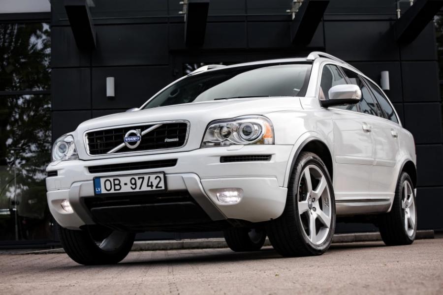 White Volvo XC90 2012 in Riga, with an engine capacity of 2.40 L and mileage of 340 thousand km for 12600 €, photo 3 on AUTOMOTO.COM.LV
