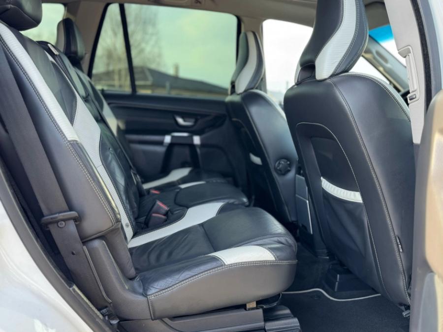 White Volvo XC90 2012 in Riga, with an engine capacity of 2.40 L and mileage of 340 thousand km for 12600 €, photo 8 on AUTOMOTO.COM.LV