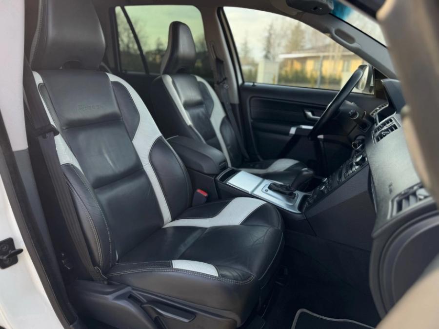 White Volvo XC90 2012 in Riga, with an engine capacity of 2.40 L and mileage of 340 thousand km for 12600 €, photo 11 on AUTOMOTO.COM.LV